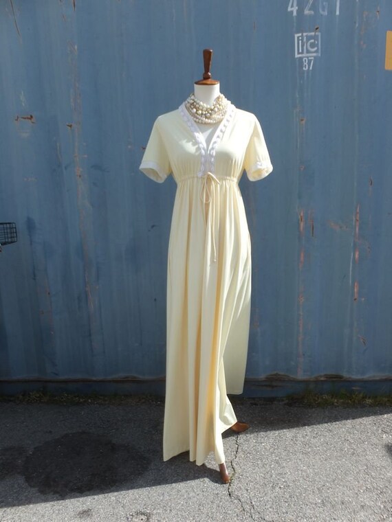 Vintage 1960/70s Vanity Fair Robe, Pale YELLOW Robe s… - Gem