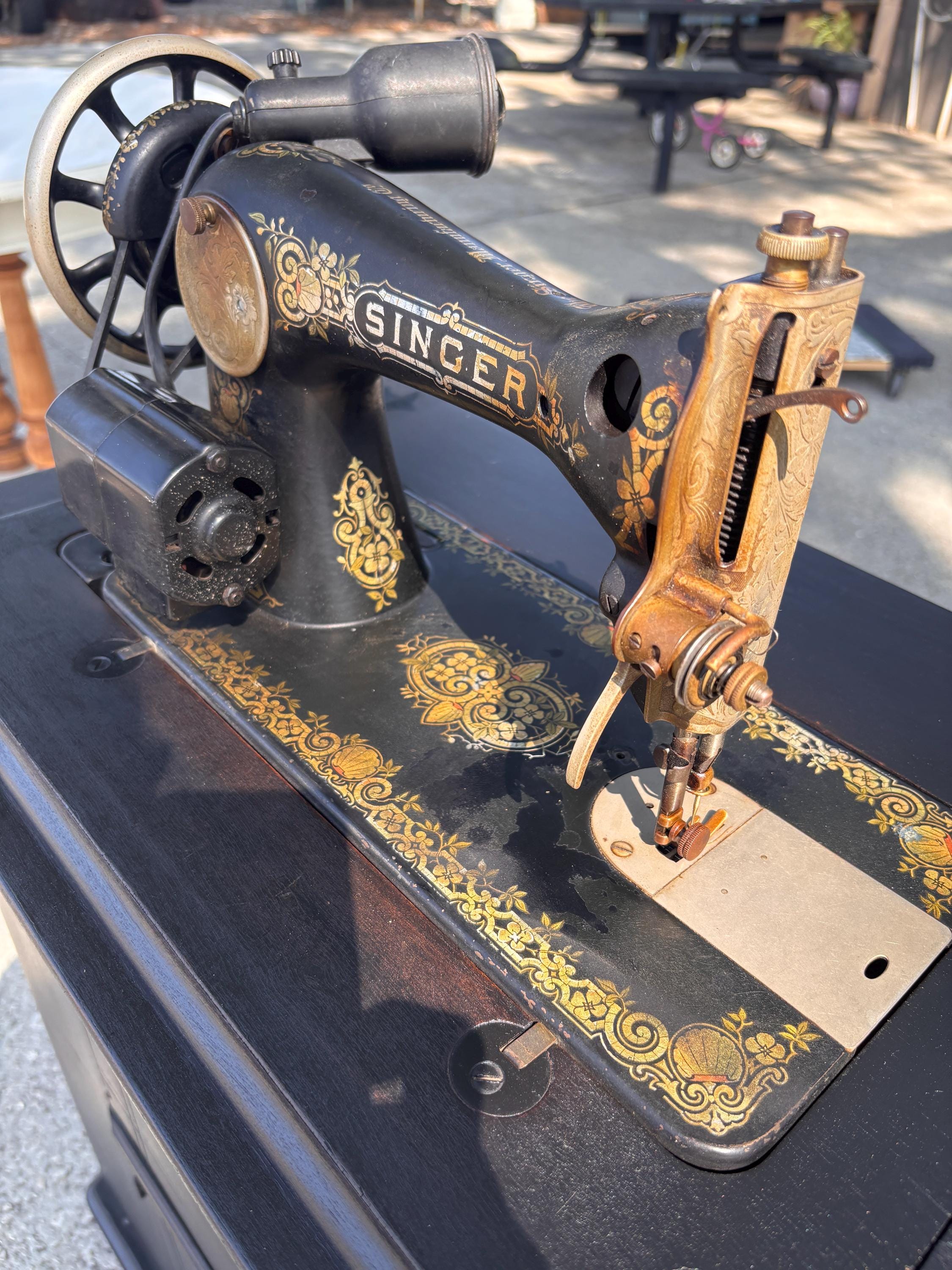 1900 Singer Sewing Machine With Parlor Cabinet/ Many Extra Accessories ...