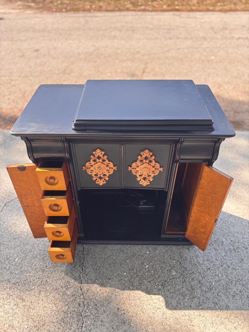 1900 Singer Sewing Machine With Parlor Cabinet/ Many Extra Accessories ...