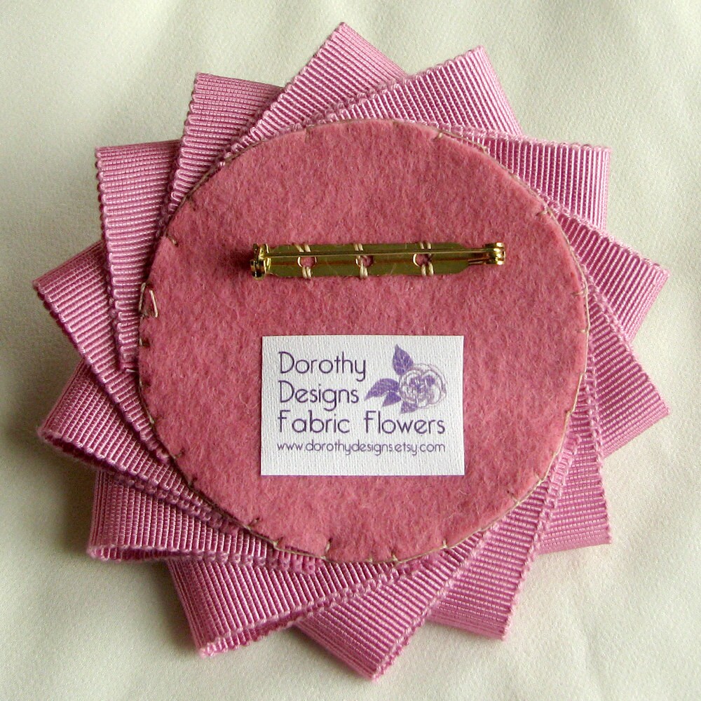 Broche Cocarde ruban rose avec dentelle écrue et tissu recouvert de ...