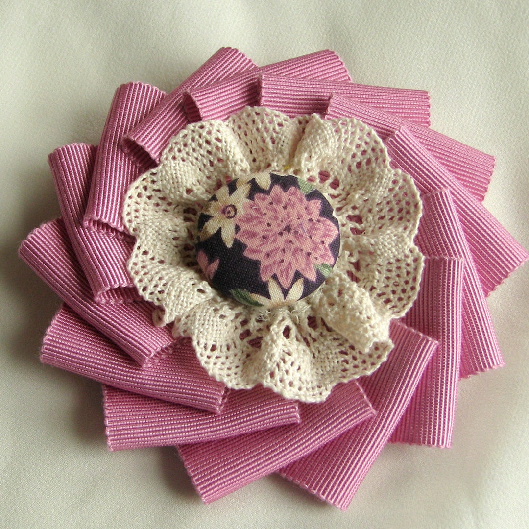 Broche Cocarde ruban rose avec dentelle écrue et tissu recouvert de ...