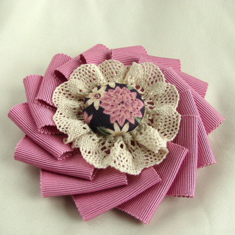 Broche Cocarde ruban rose avec dentelle écrue et tissu recouvert de ...