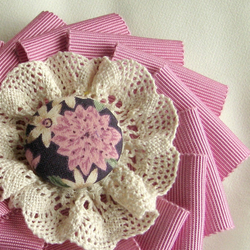 Broche Cocarde ruban rose avec dentelle écrue et tissu recouvert de ...