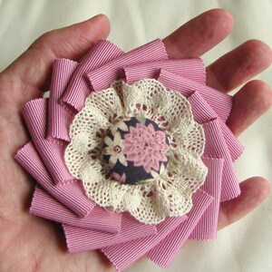 Broche Cocarde ruban rose avec dentelle écrue et tissu recouvert de ...