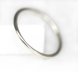 Solid White Gold Ring, 14K / 10K Gold 1.3mm Skinny Round Band, Plain ...