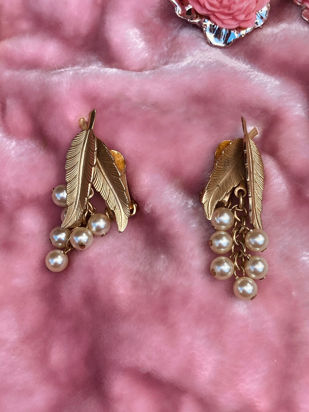 Pearly Drip 70s Disco Feather Clip Earrings - Etsy