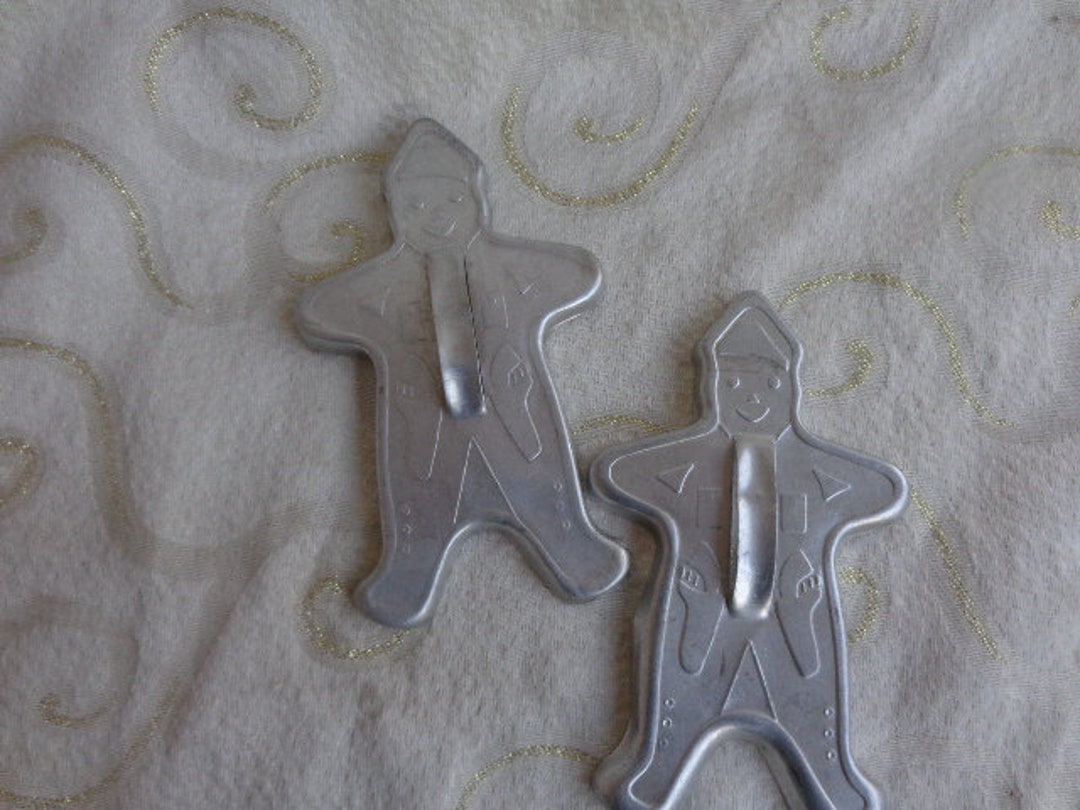 GINGERBREAD MAN 1950s Pair Cookie Cutters - Gingerbread Men With Guns ...