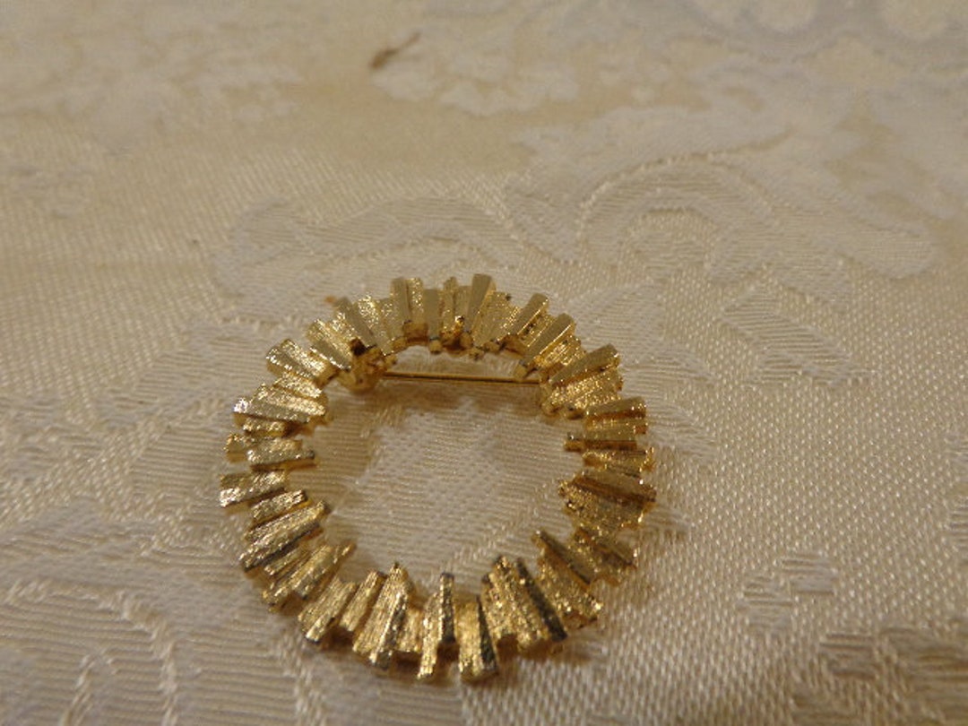 GOLDEN STARBURST PIN Circular Brooch Pin 1 1/4 Round Brooch With ...