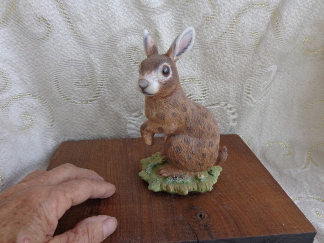 LEFTON SPOTTED RABBIT Figurine # 1835 - 5 3/4"h X 3 3/4"l X 3 "w ...