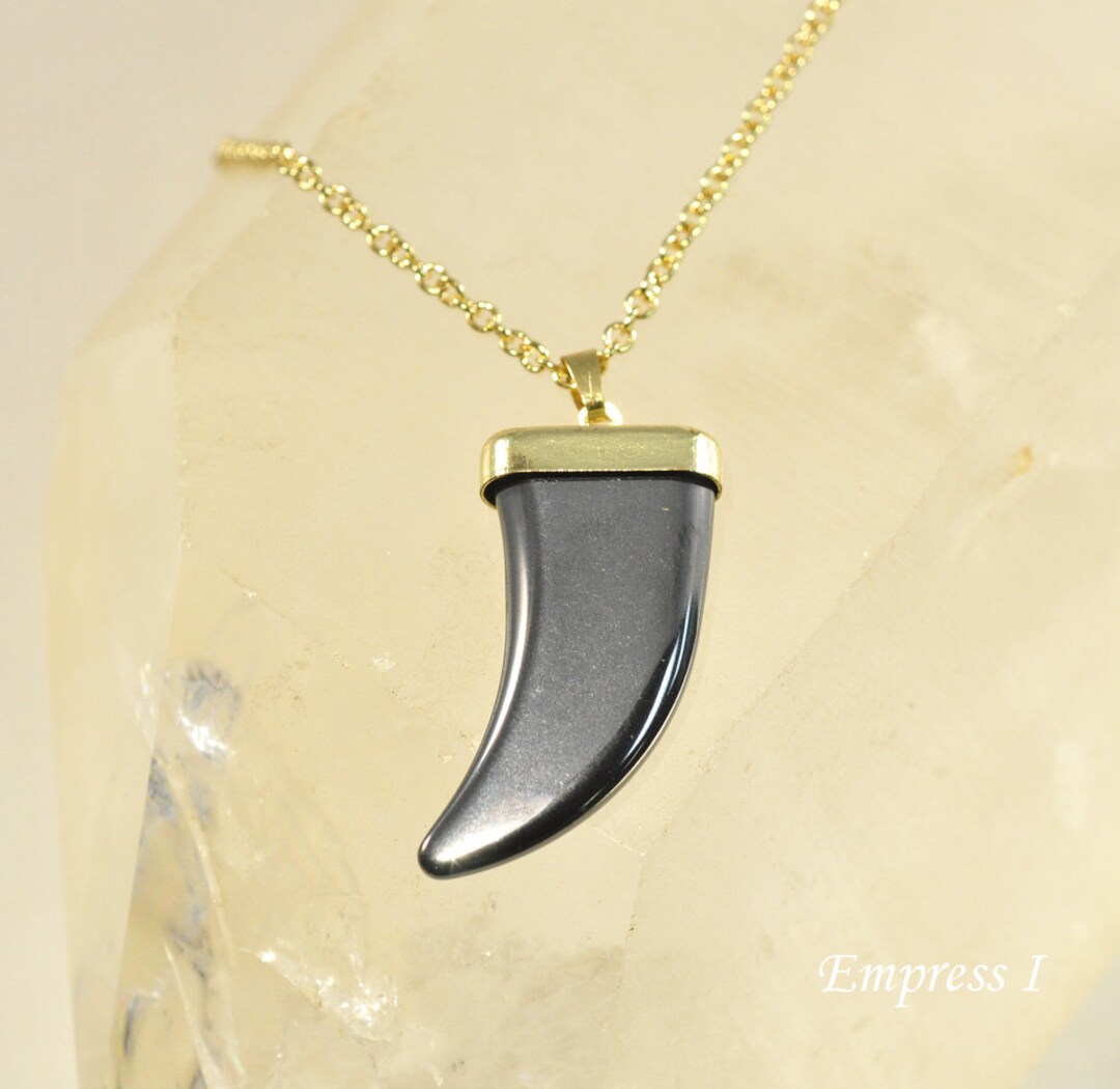 Colmillo de oro con Hematites colmillo colgante en collar de cadena de ...