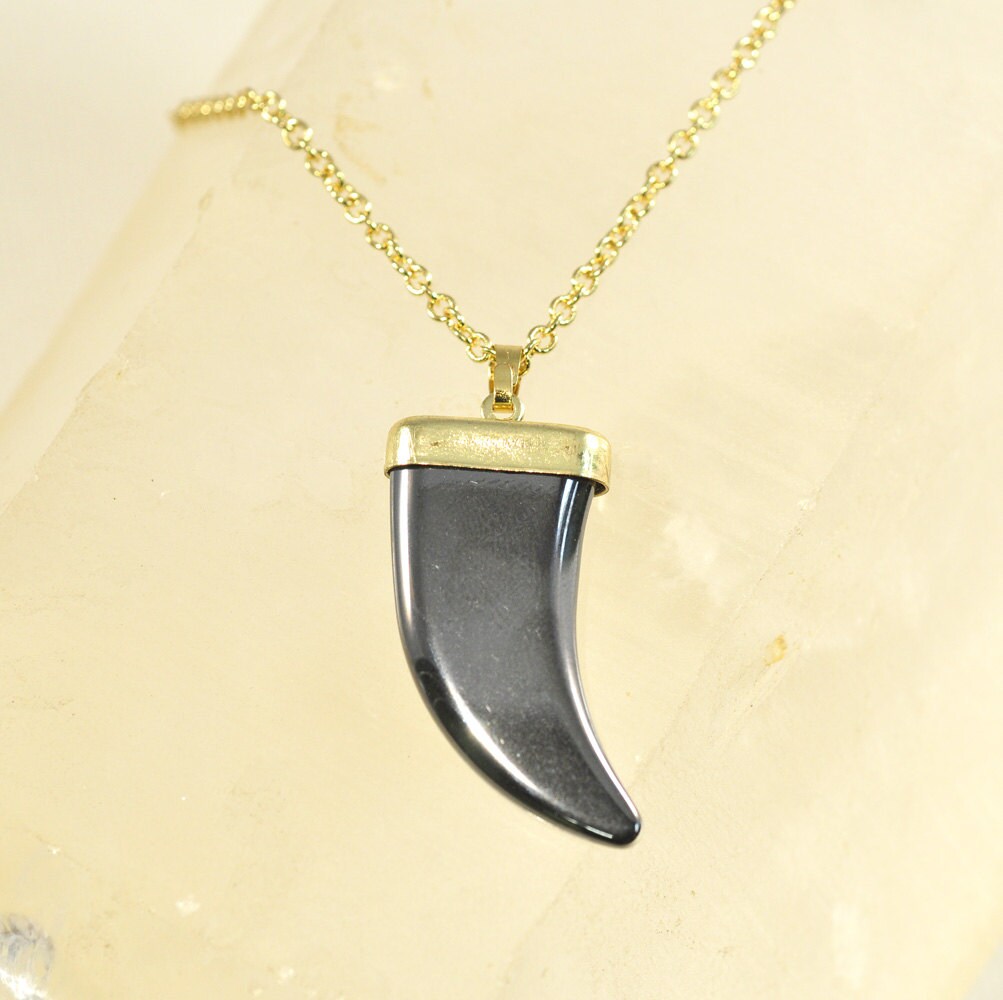 Colmillo de oro con Hematites colmillo colgante en collar de cadena de ...
