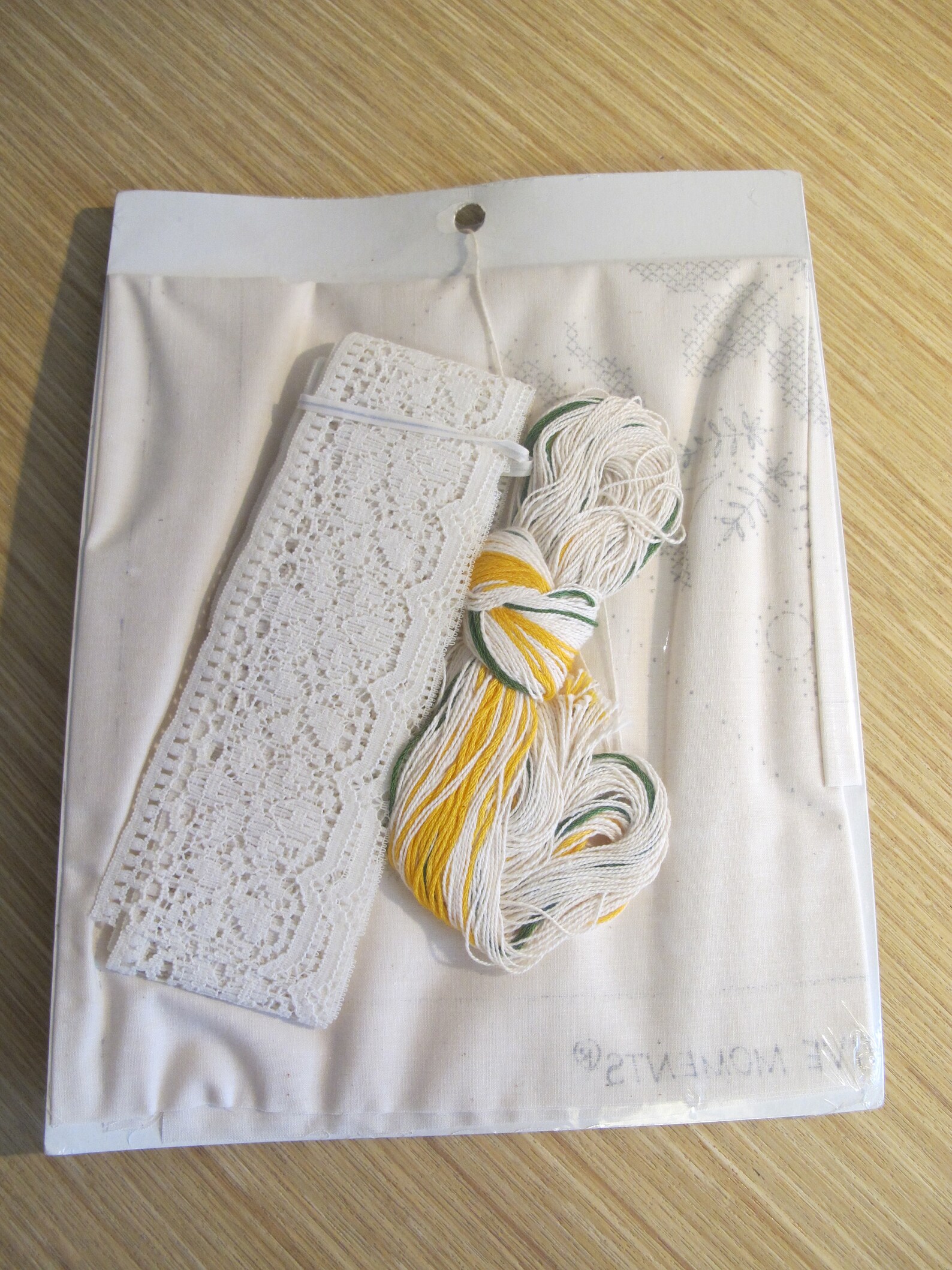 YELLOW DAISY 8265 Kit Creative Moments Candlewick Kit Lace Edged Pillow ...