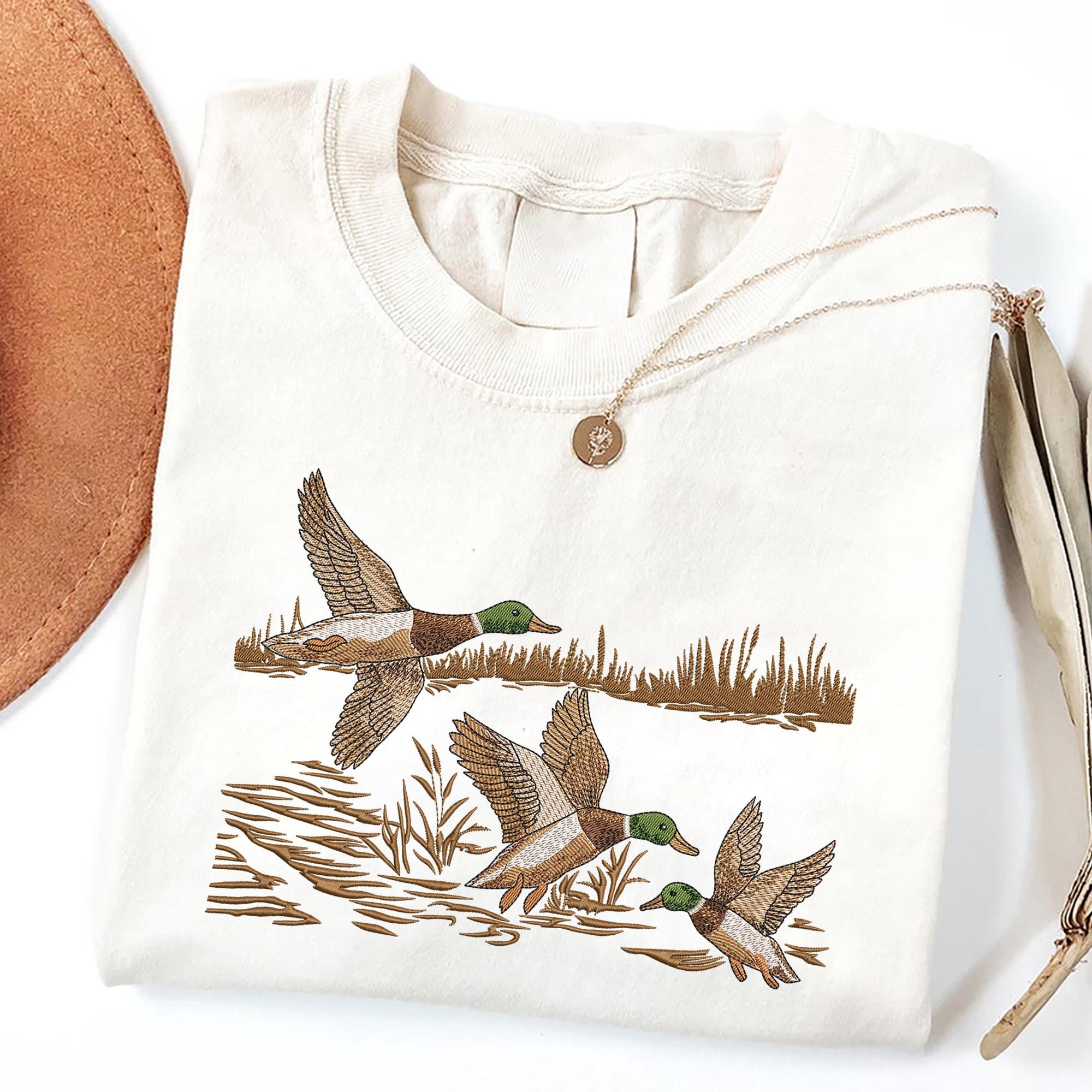 Embroidered Duck Design, Hunting Dog With Duck Embroidery, Wildlife ...