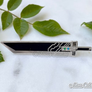 Final Fantasy Weapons Enamel Pins - FF7 Buster Sword - FF8 Gunblade ...
