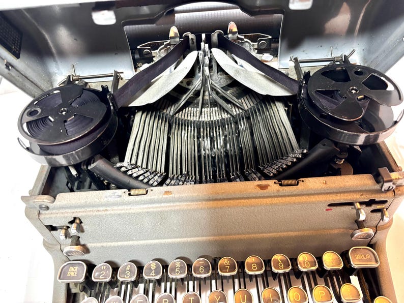 Vintage 1958 Royal Magic Desktop Classic Manual Typewriter Mid-century ...