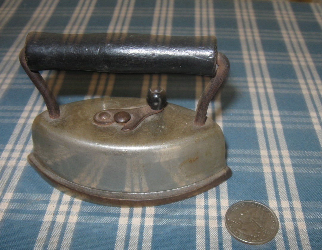 Antique Iron Vintage Miniature Sad Iron Dover Lace Iron Primitive ...