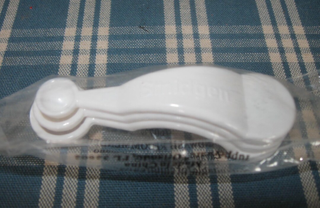 Tupperware White Mini Measuring Spoon Magnet Set Dash Pinch Smidgen NOS ...
