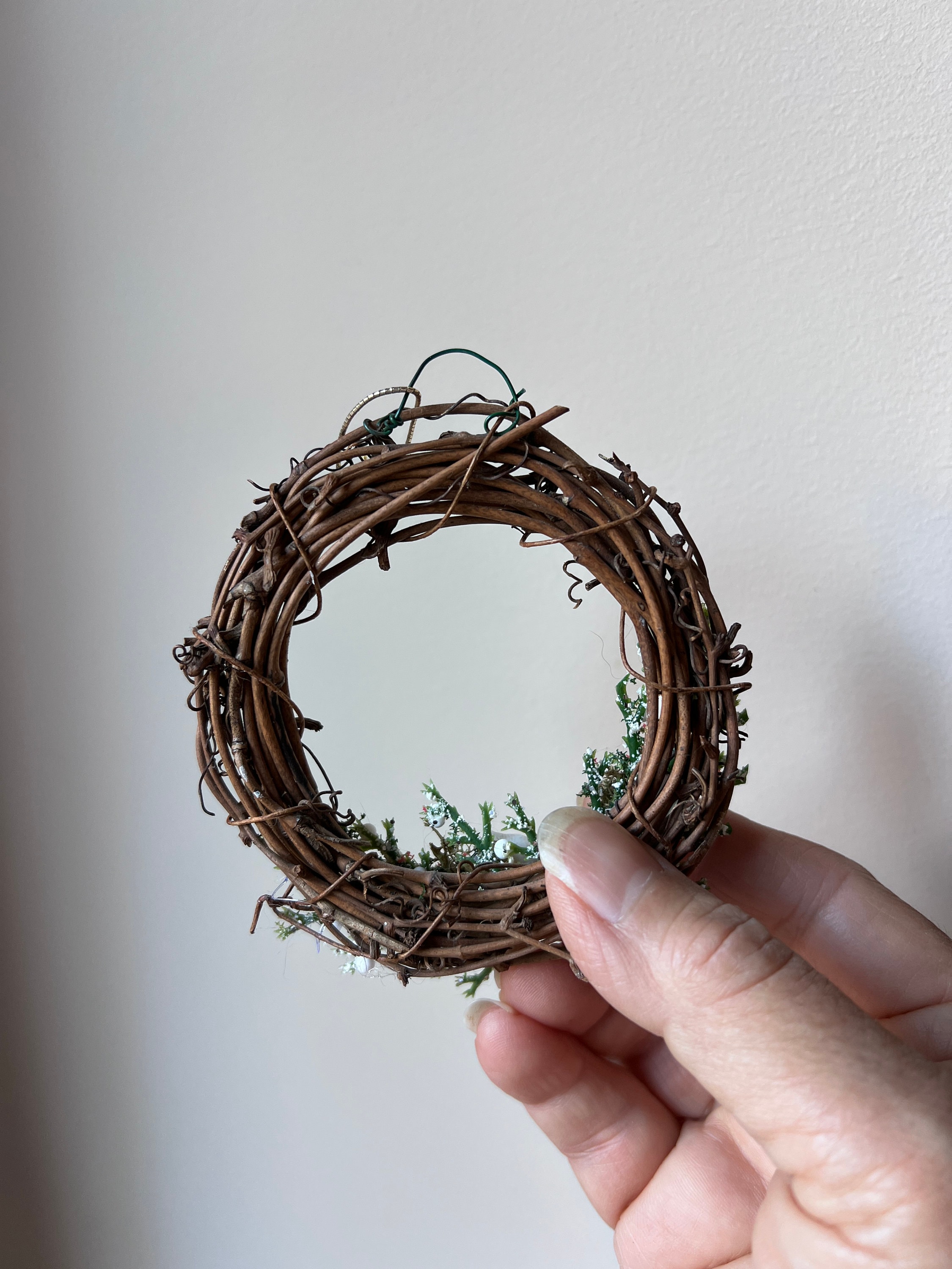 Wreath With Conch Shell Flower and Faux Greenery Miniature - Etsy