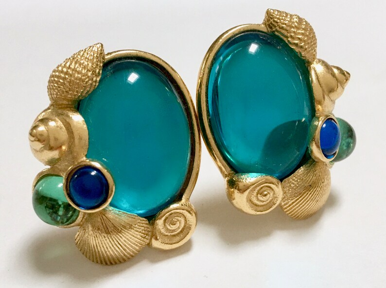 Kunio Matsumoto Trifari Blue Glass & Gold Tone Seashell Clip on ...