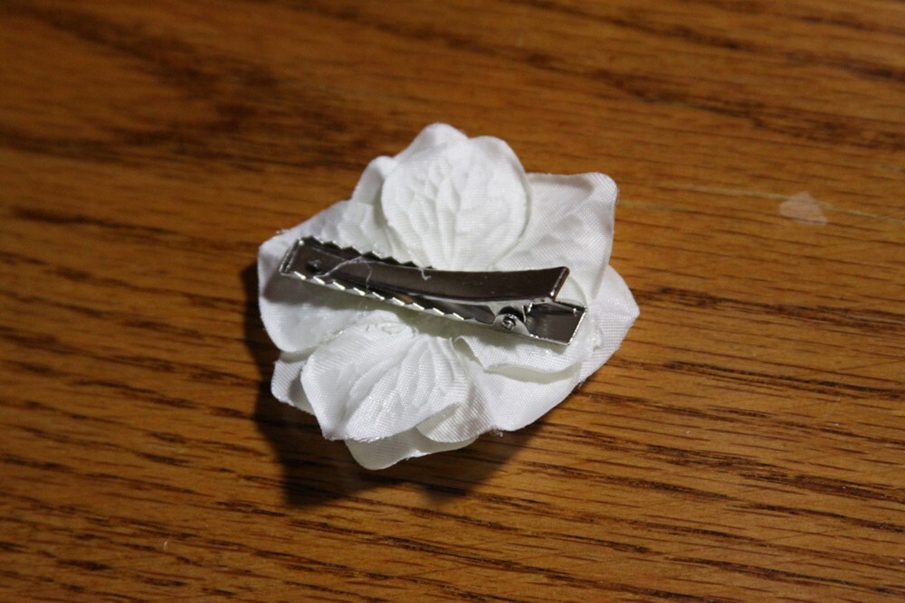 1 Small White Flower on an Alligator Clip Handmade Flower - Etsy