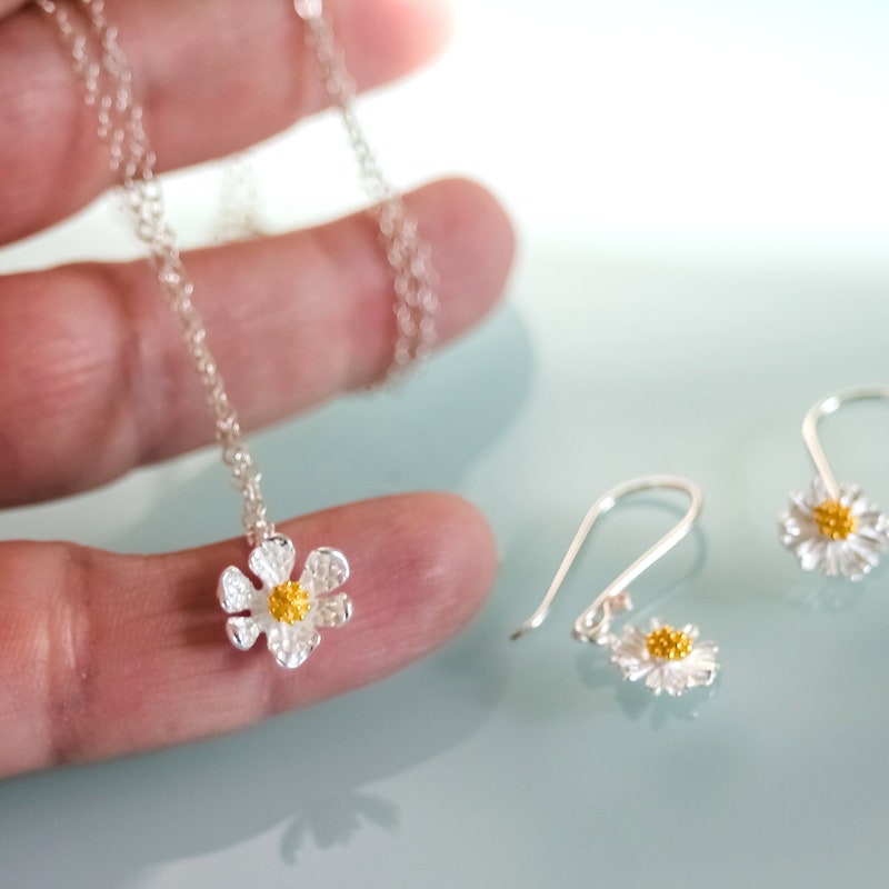 Daisy Necklace - Etsy