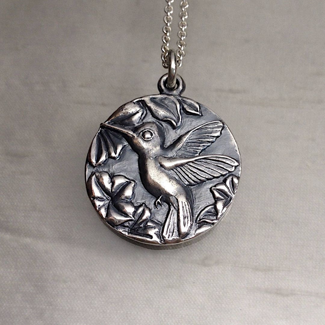 Colgante de colibrí feliz en vuelo de Carrie Nunes Jewelry - Etsy España