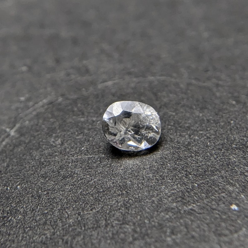 Rara gema de granate leuco facetado de corte radiante, reactiva a los ...