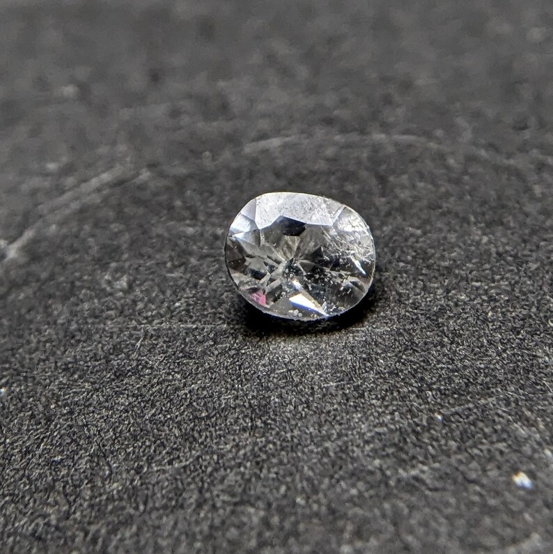 Rara gema de granate leuco facetado de corte radiante, reactiva a los ...