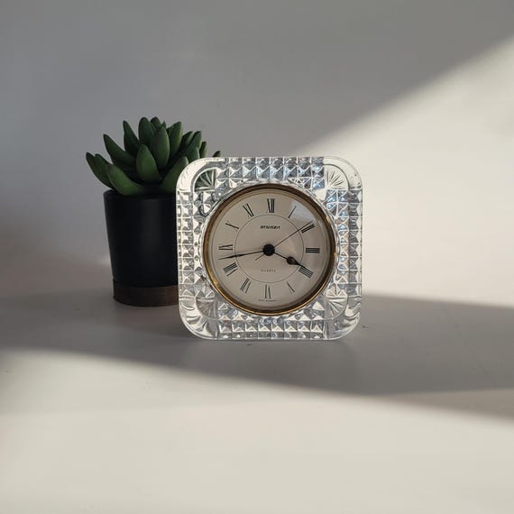 Small quartz clocks store