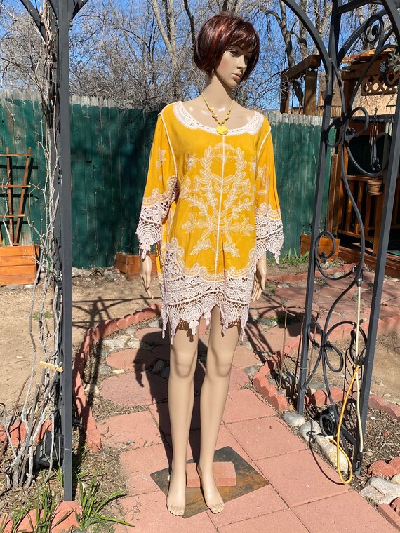 Gorgeous Yellow tunic, embroidered with white lace, r… - Gem
