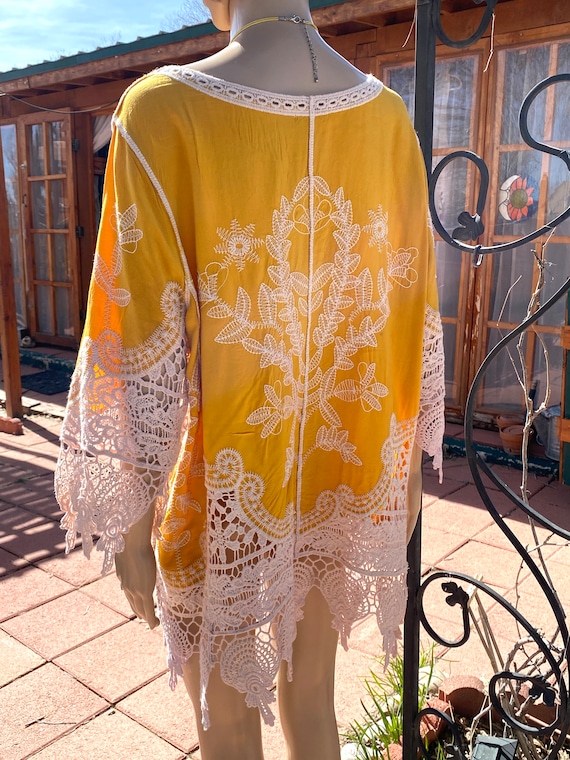 Gorgeous Yellow tunic, embroidered with white lace, r… - Gem