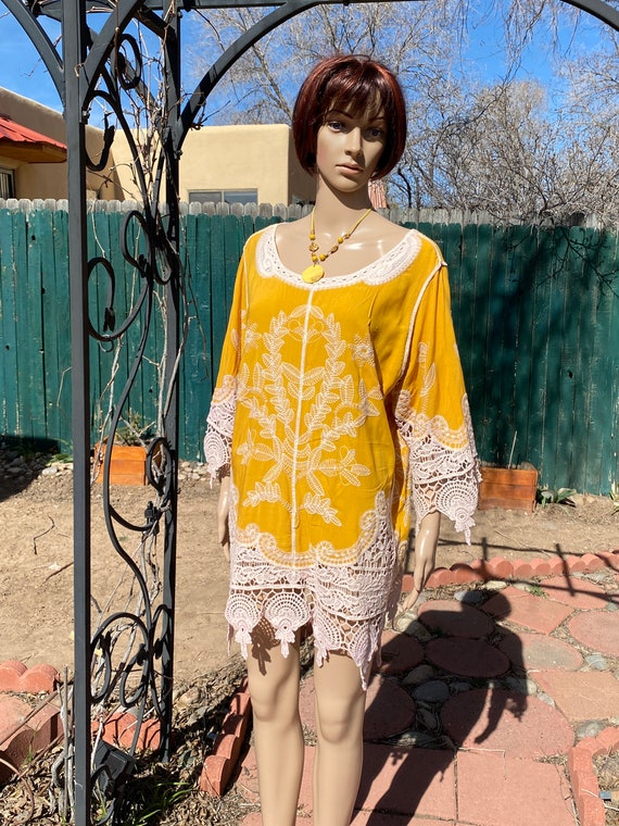 Gorgeous Yellow tunic, embroidered with white lace, r… - Gem