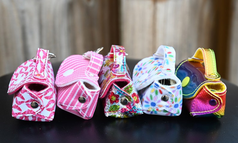 Floral on White Vinyl Mini Purse / Key Fob - Etsy.de