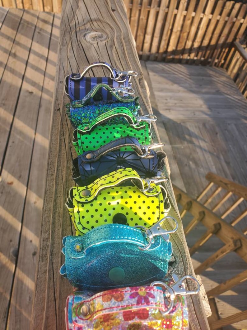 Floral on White Vinyl Mini Purse / Key Fob - Etsy.de