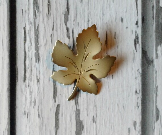 Vintage Gold Leaf Pin - Minimalist Jewelry - 1970s Br… - Gem