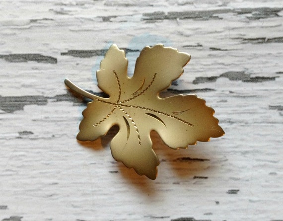 Vintage Gold Leaf Pin - Minimalist Jewelry - 1970s Br… - Gem