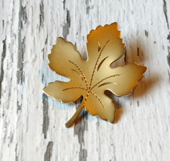 Vintage Gold Leaf Pin - Minimalist Jewelry - 1970s Br… - Gem