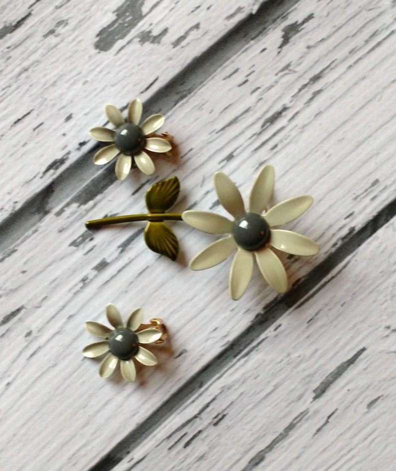 Vintage Flower Pin Flower Earrings Jewelry Set Daisy Pin and Earring ...