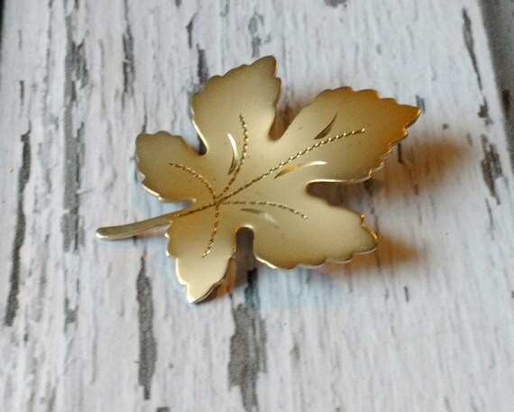 Vintage Gold Leaf Pin - Minimalist Jewelry - 1970s Br… - Gem