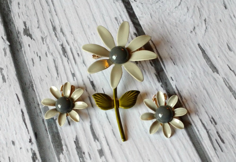 Vintage Flower Pin Flower Earrings Jewelry Set Daisy Pin and Earring ...