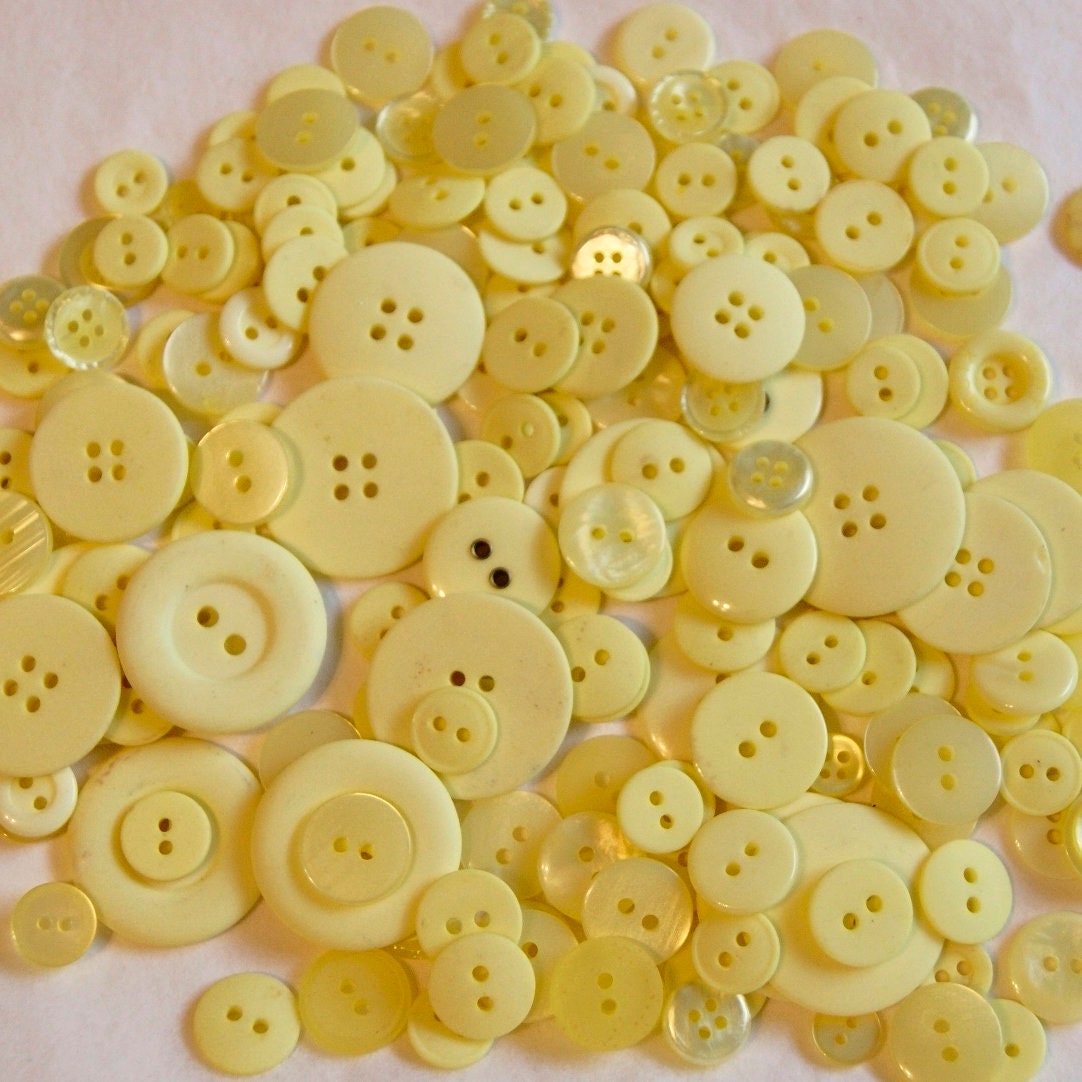 100 Yellow Buttons Soft Yellow Button Mix Assorted sizes | Etsy