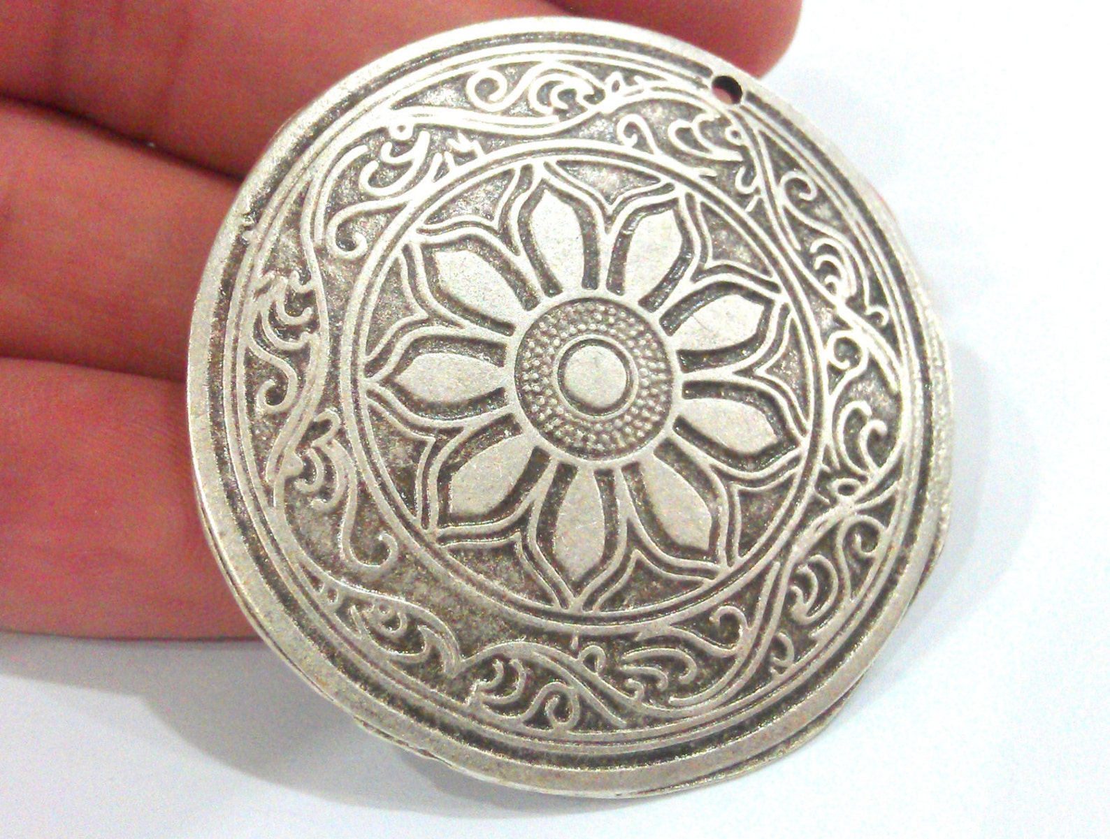 Silver Medallion Pendant Silver Plated Pendants G16855 - Etsy