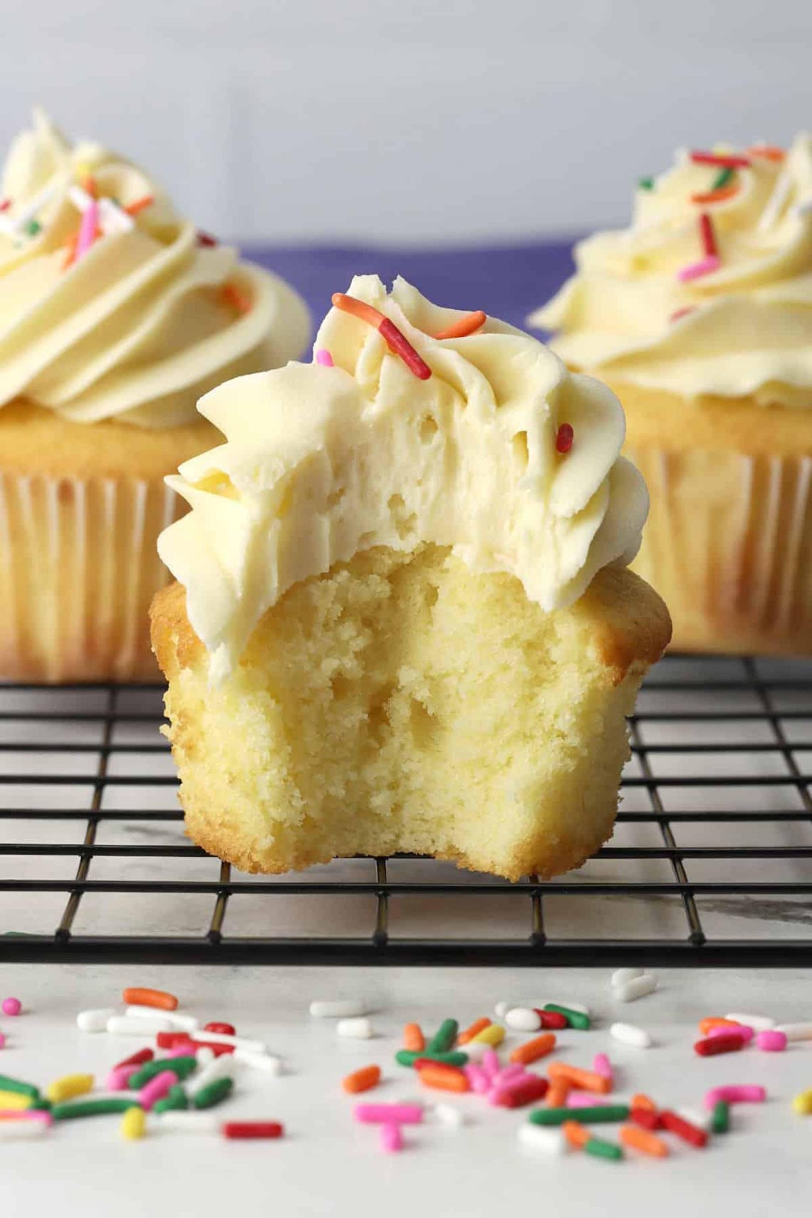Vanilla Cupcakes Recipe | Easy Homemade Cupcake Tutorial With Frosting ...