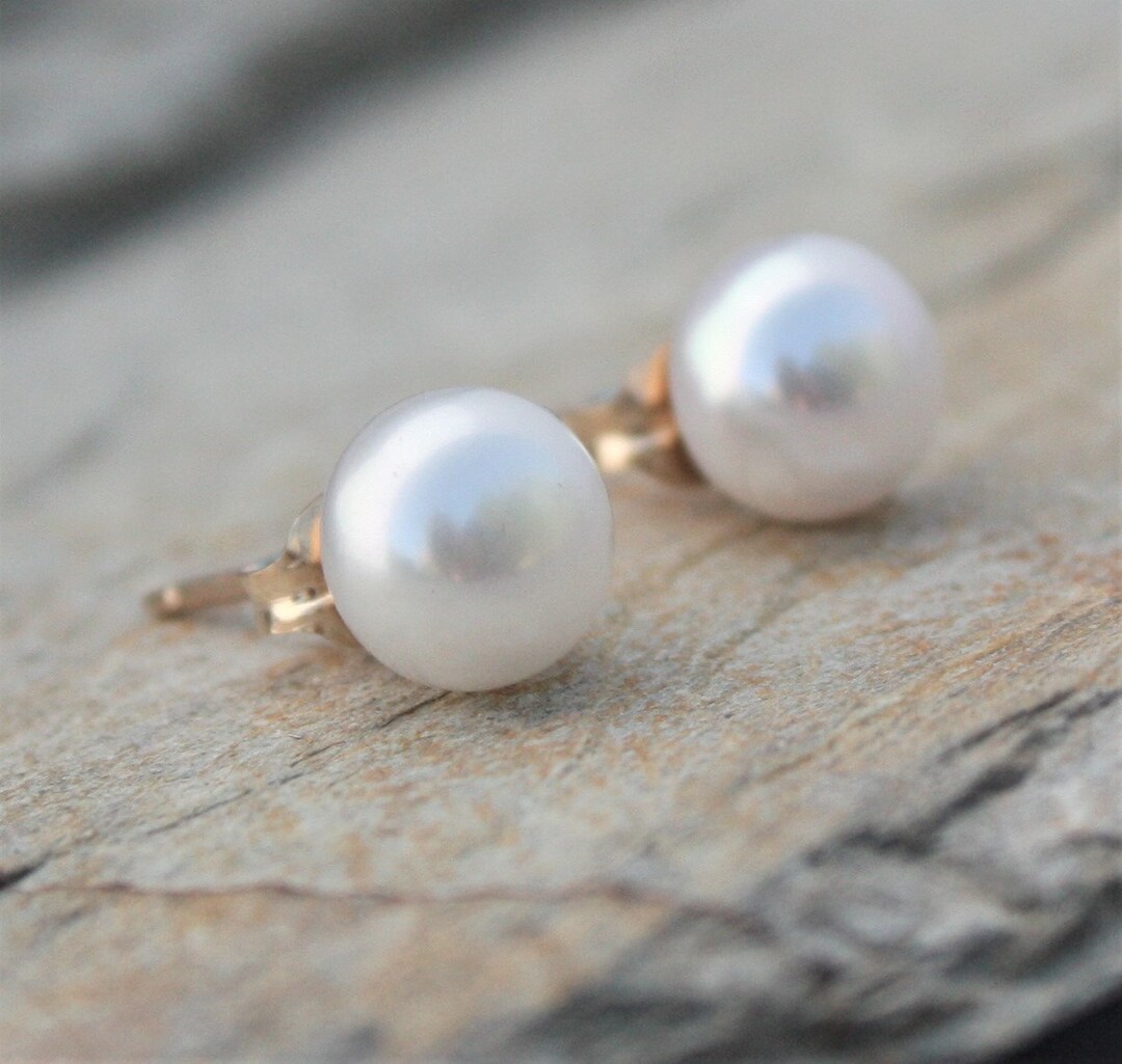 Pendientes rellenos de oro de perlas de agua dulce de marfil de 6 mm ...