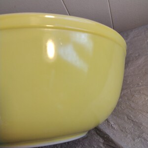 Vintage Yellow 4 Qt Pyrex Mixing Bowl Serving Bowl 404, White Milk ...