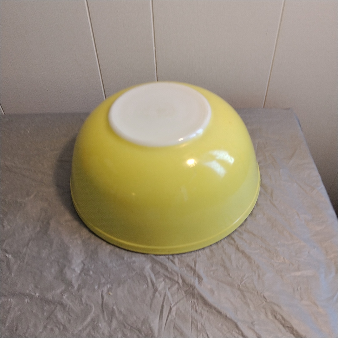 Vintage Yellow 4 Qt Pyrex Mixing Bowl Serving Bowl 404, White Milk ...