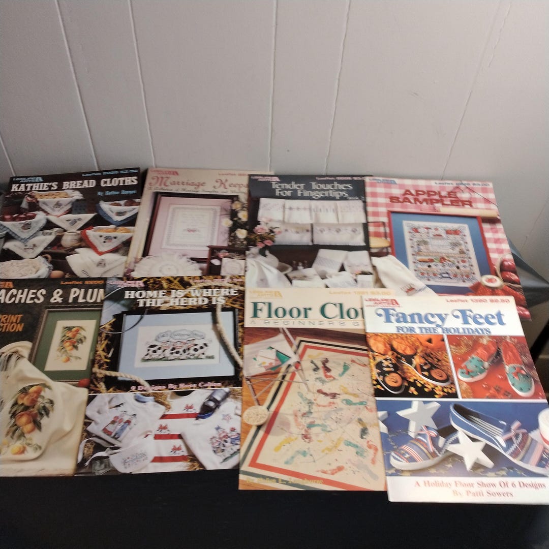 10 Leisure Arts Craft Leaflet Lot, Fancy Feet, Sampler, Embroidery ...
