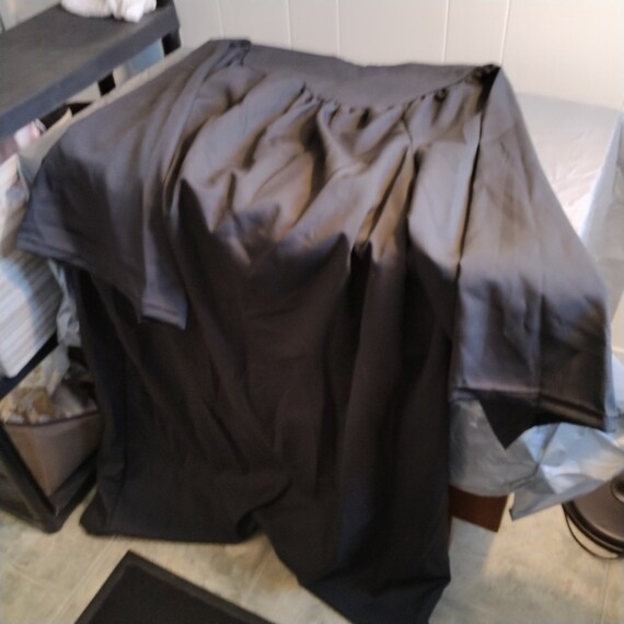 Oak Hall Virginia Tech Graduation Gown, Costume - Gem