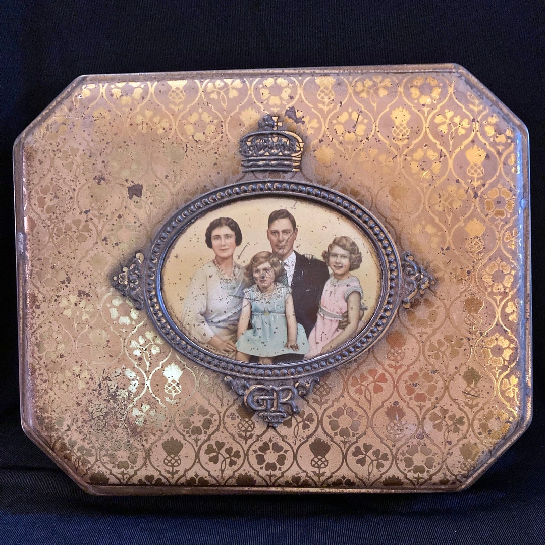 QEII Rare 1930s Celluloid Portrait Tin, Princess Elizabeth and Family ...