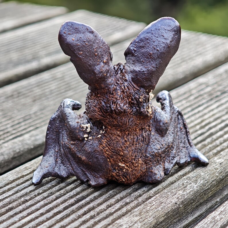 Voo Noturno — Escultura de Morcego em Cerâmica Queimada a Lenha, Peça ...
